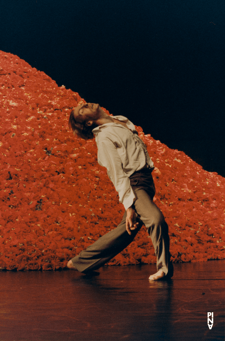 Dominique Mercy in “Der Fensterputzer (The Window Washer)” by Pina ...